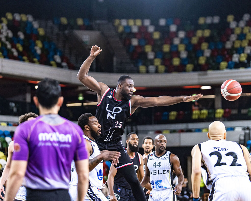 That's a Slam-Dunk! | People - The Moment Magazine